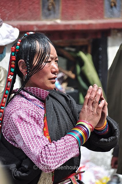 ch077 biddende tibetaanse vrouw